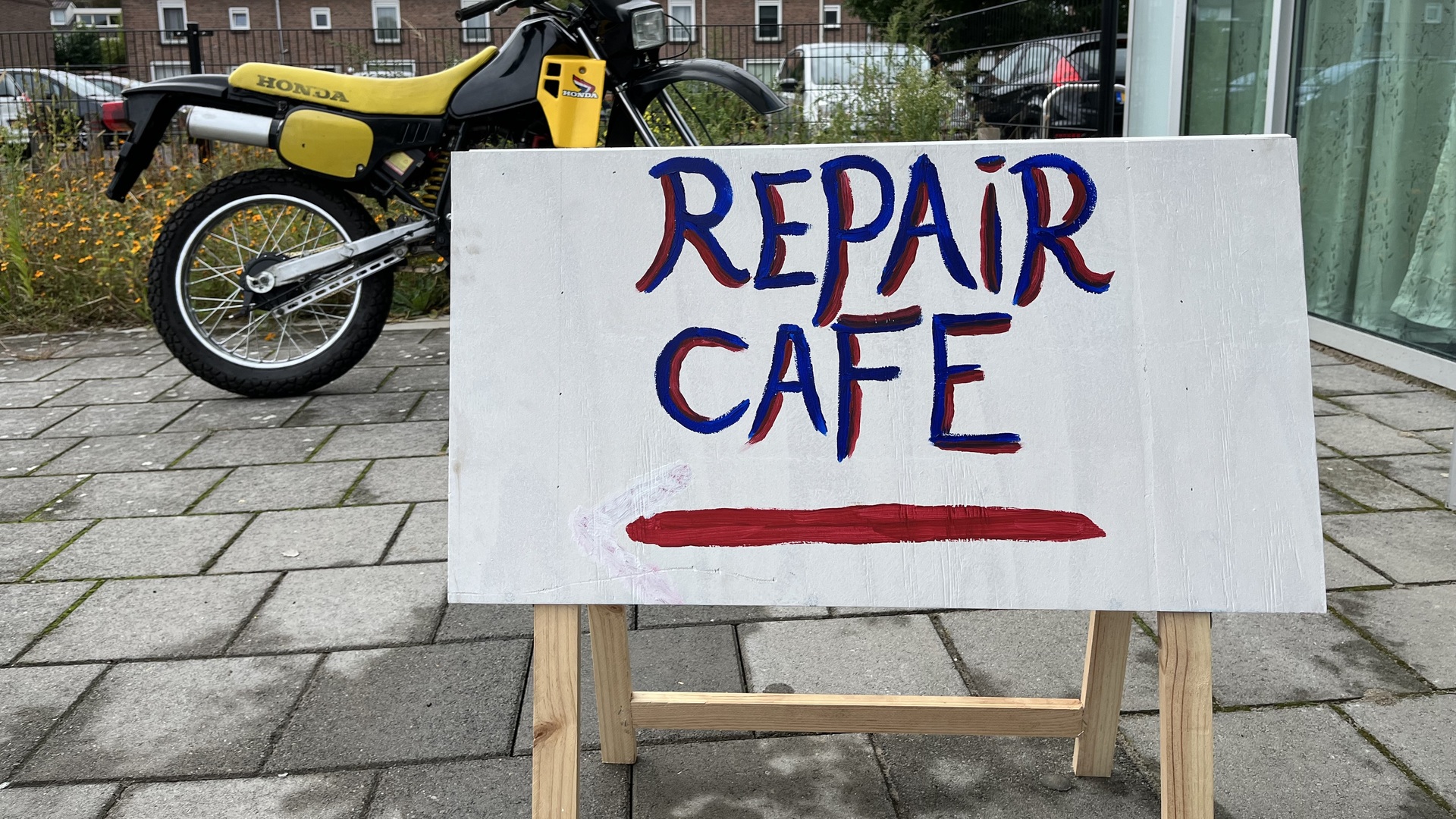 Repareren en ontmoeten bij repair café in Vlijmen (Video)