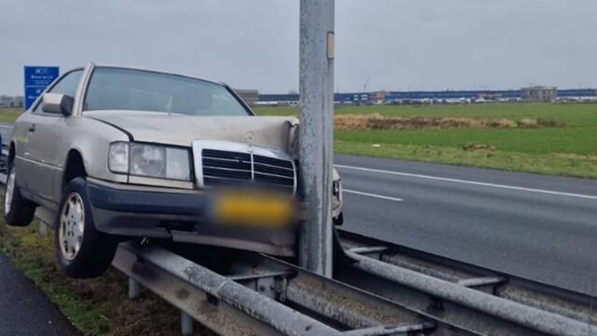 Opmerkelijk ongeluk op A59 Waalwijk: auto belandt bovenop vangrail