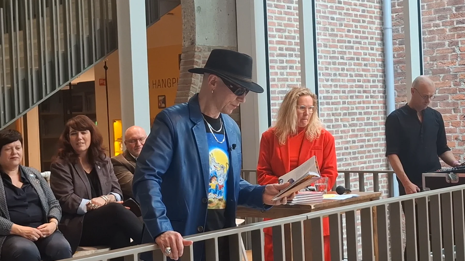 Boekpresentatie over Okke de spin in het Schoenenkwartier (Video)
